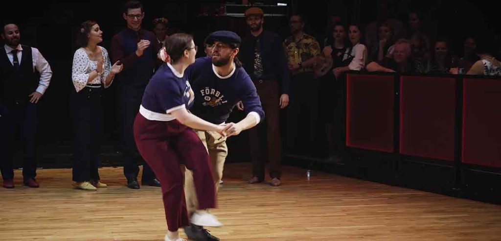 Le duo de danse swing grésille, virevoltant dans les cœurs avec des ...