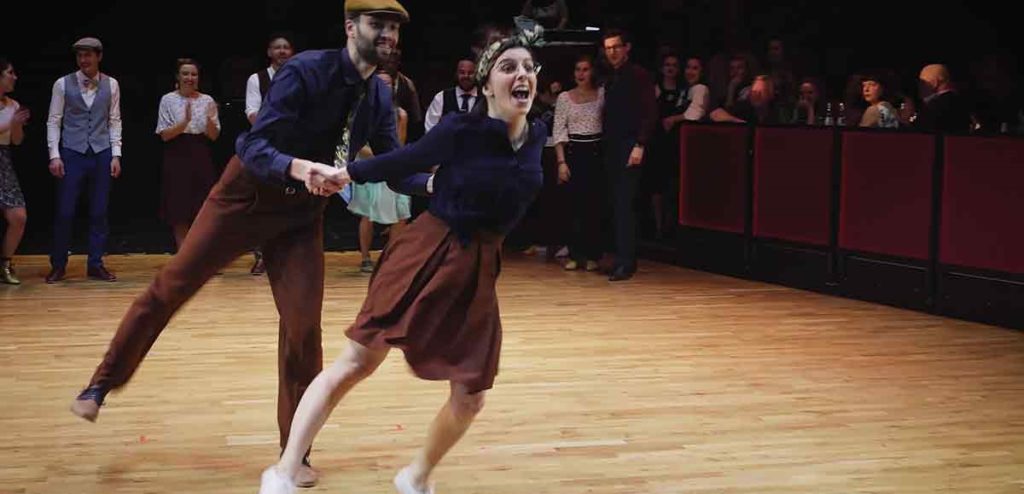 Le duo de danse swing grésille, virevoltant dans les cœurs avec des ...