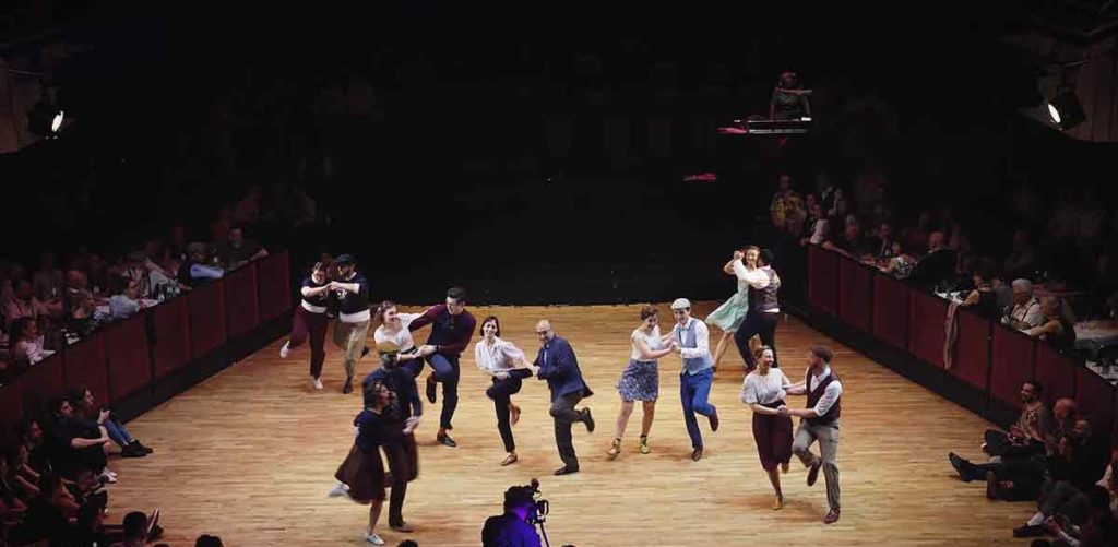 Le duo de danse swing grésille, virevoltant dans les cœurs avec des ...